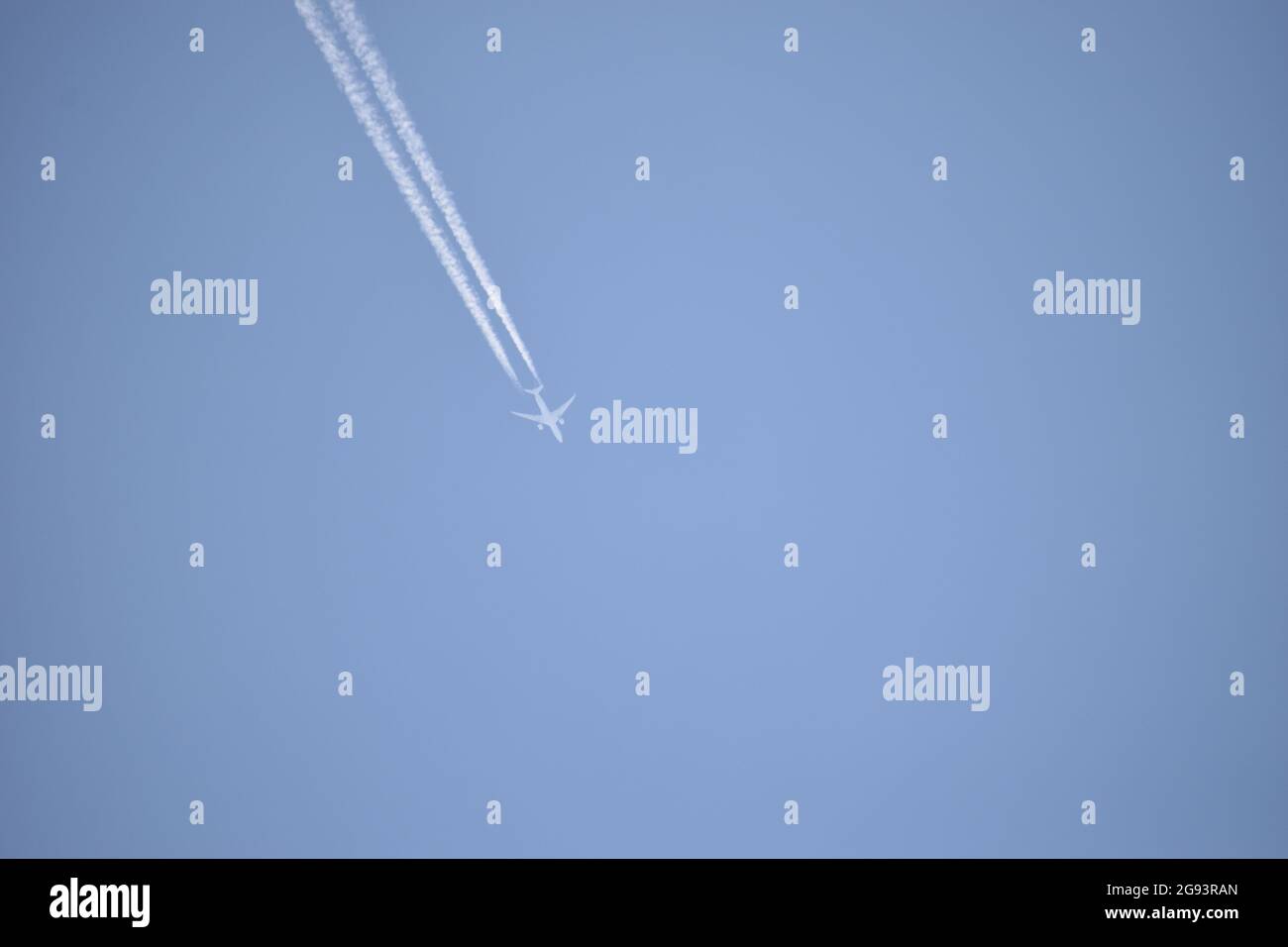 Ghost Plane-A plane in the sky as white as a ghost Stock Photo - Alamy