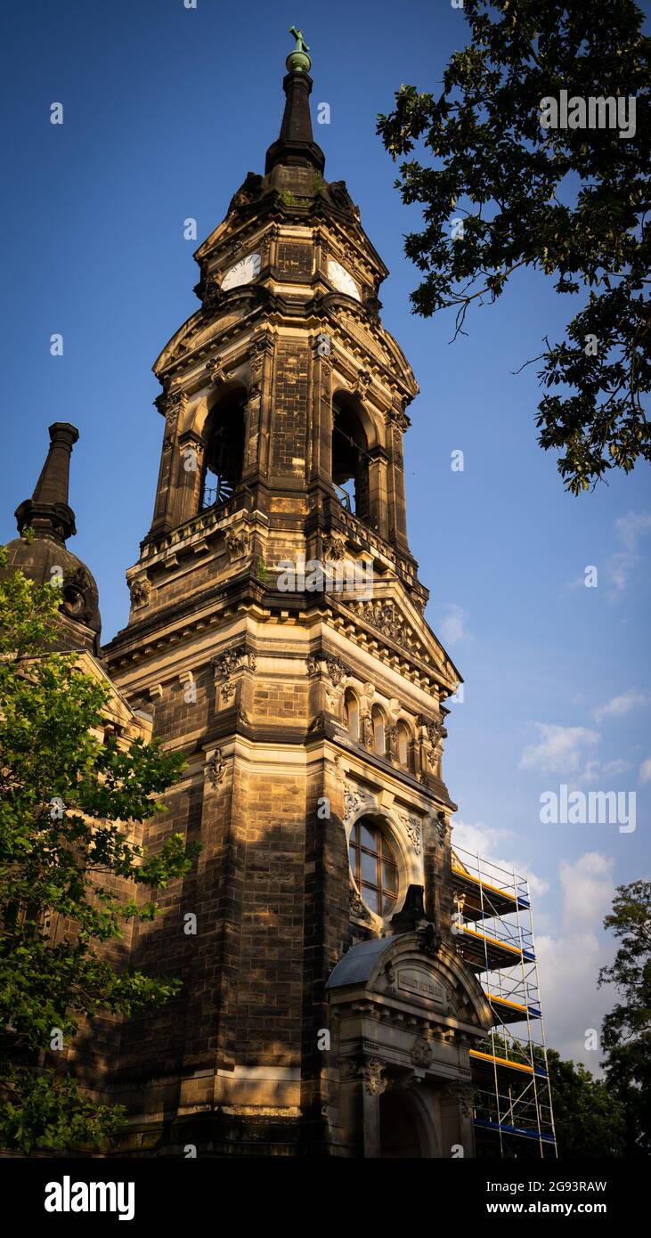 Gothic church exterior hi-res stock photography and images - Alamy
