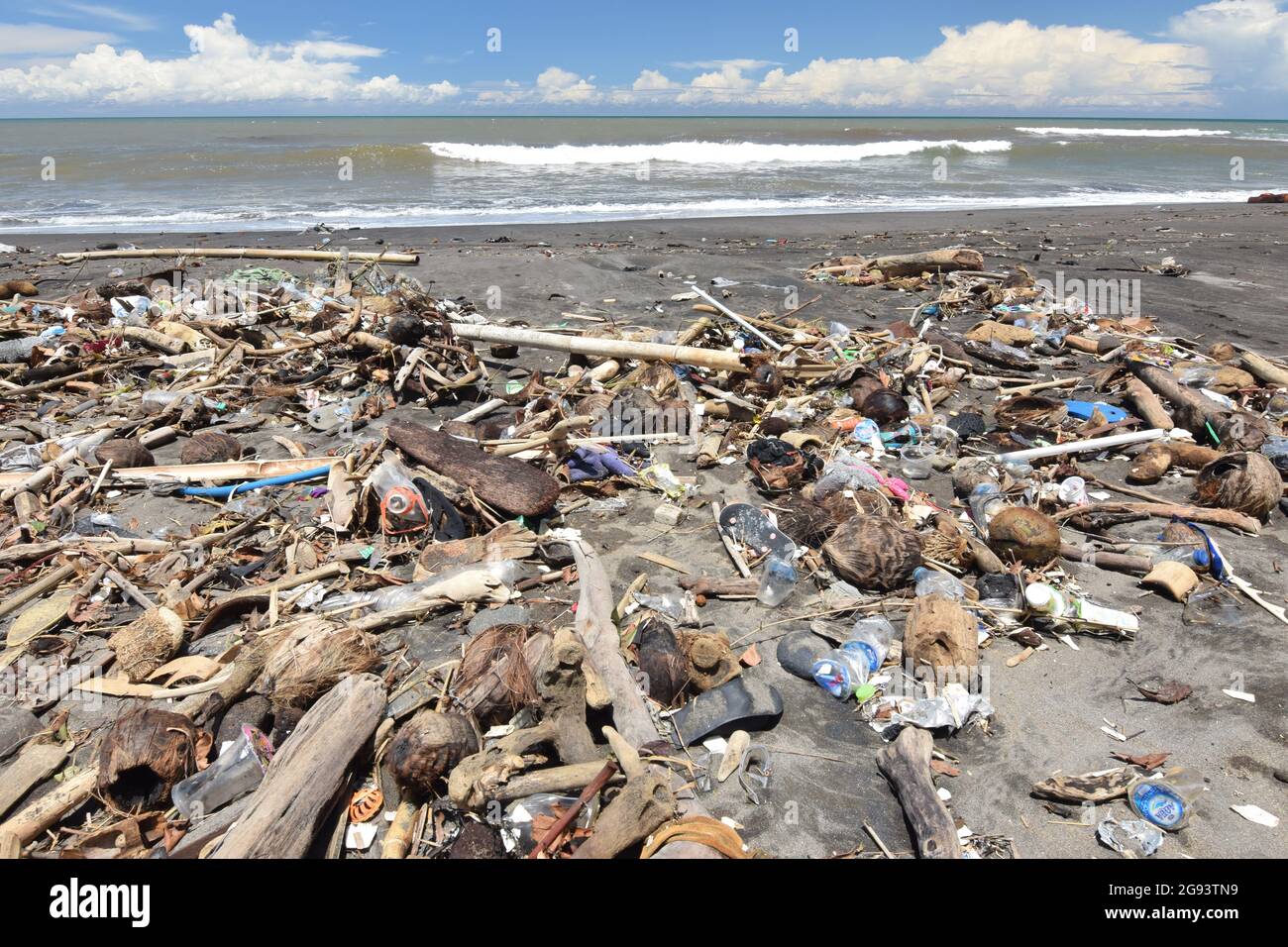 Flotsam on a Balinese beach with a lot of plastic waste Stock Photo - Alamy