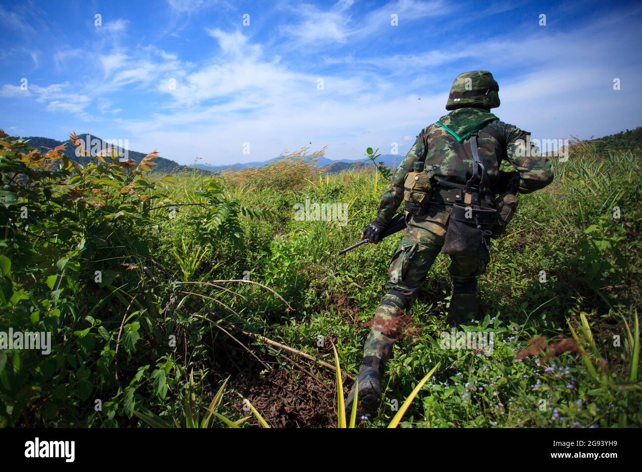 Soldier in uniform gun running hi-res stock photography and images - Alamy