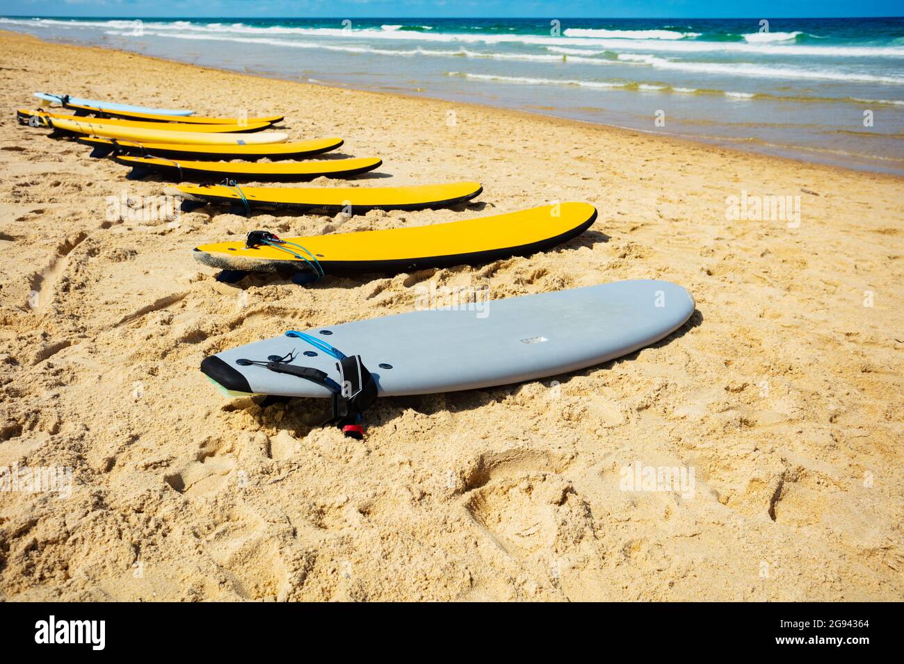 Side view of many surf boards on the sea beach Stock Photo - Alamy