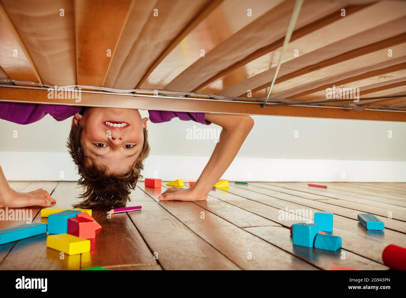Boy look under bed hi-res stock photography and images - Alamy