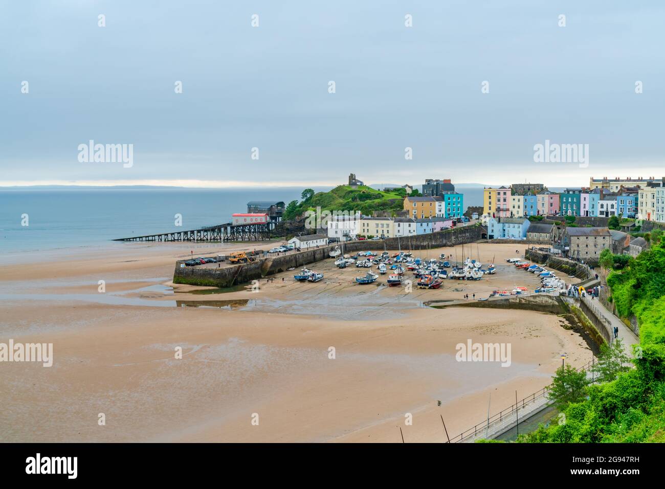 Bay side and castle wales hi-res stock photography and images - Alamy