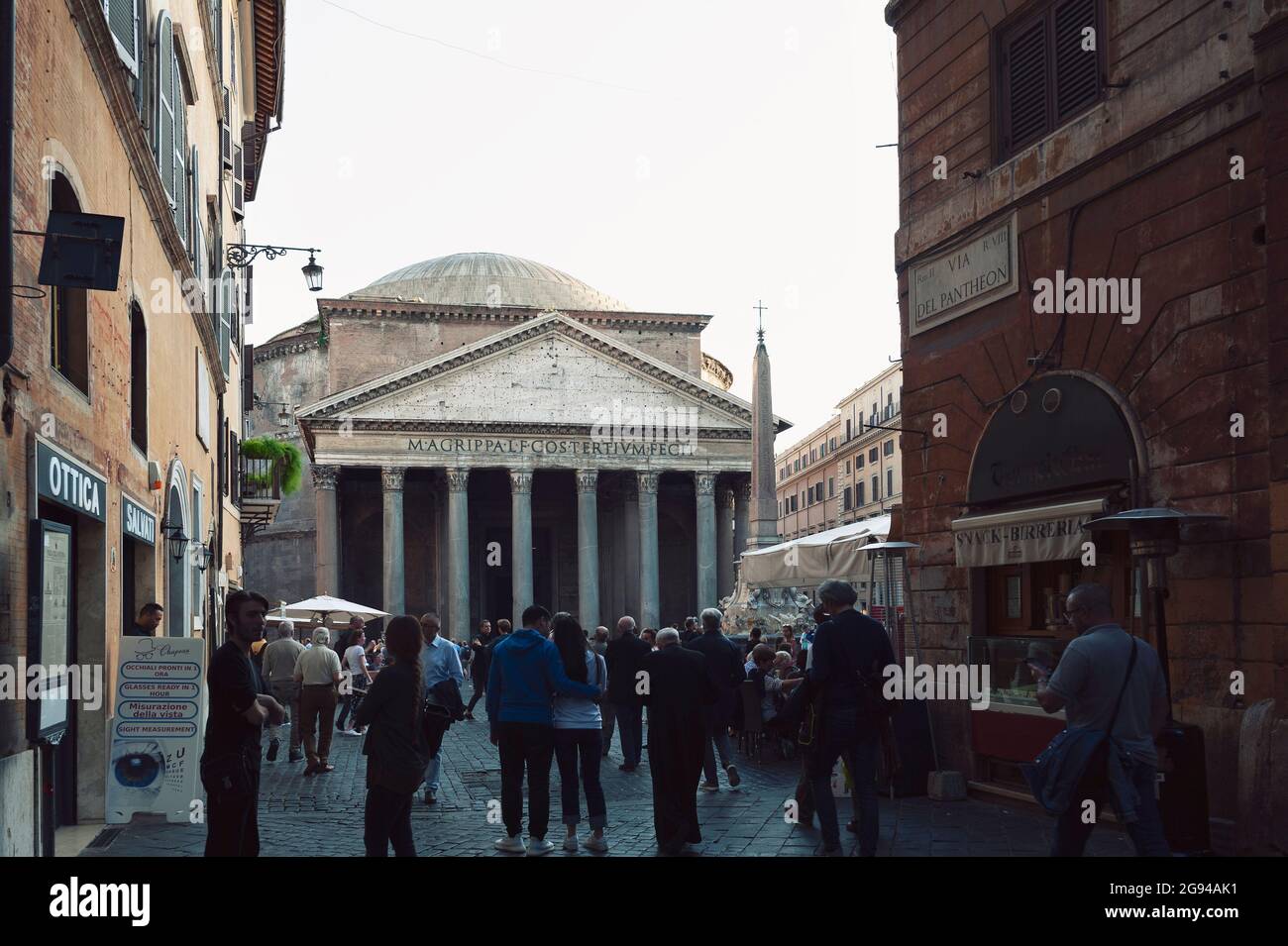 A large crowd of tourist visiting the Pantheon, ancient Roman temple ...