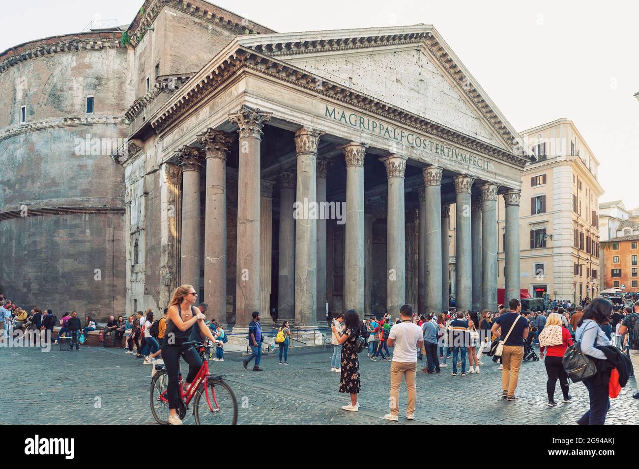 A large crowd of tourist visiting the Pantheon, ancient Roman temple ...