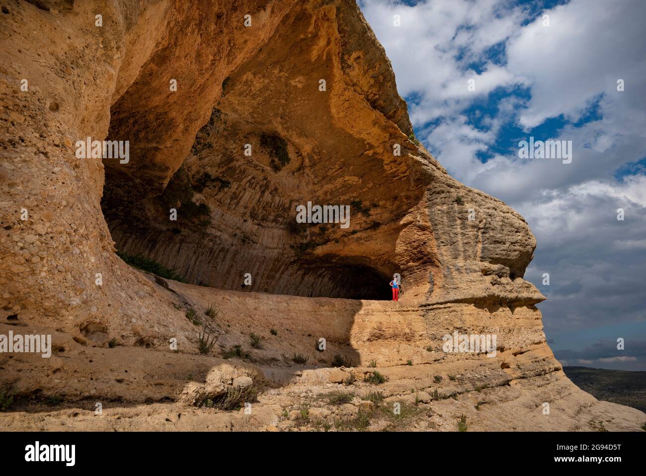 Overhang cliff climb hi-res stock photography and images - Alamy