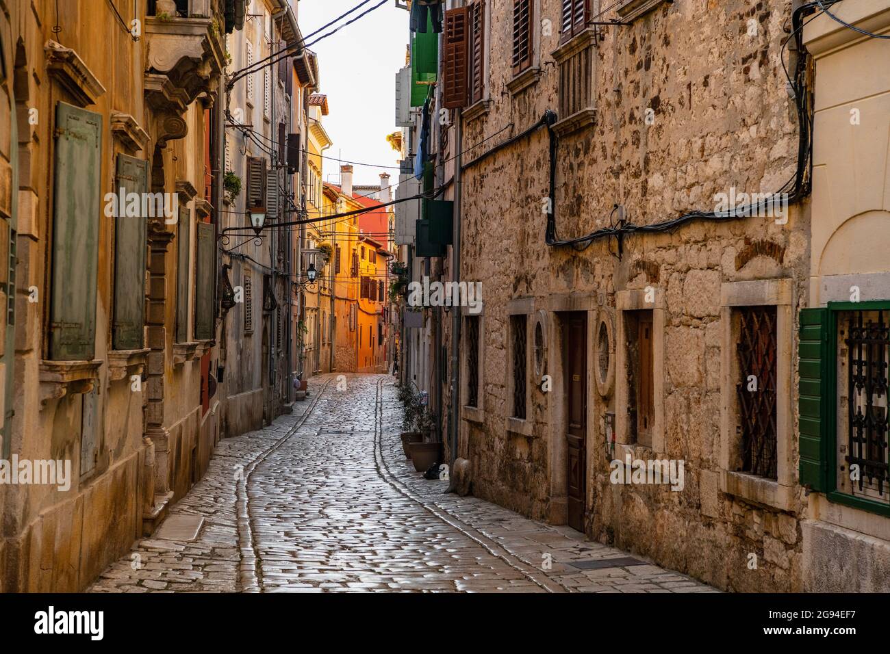 Empty cobble street residential hi-res stock photography and images - Alamy