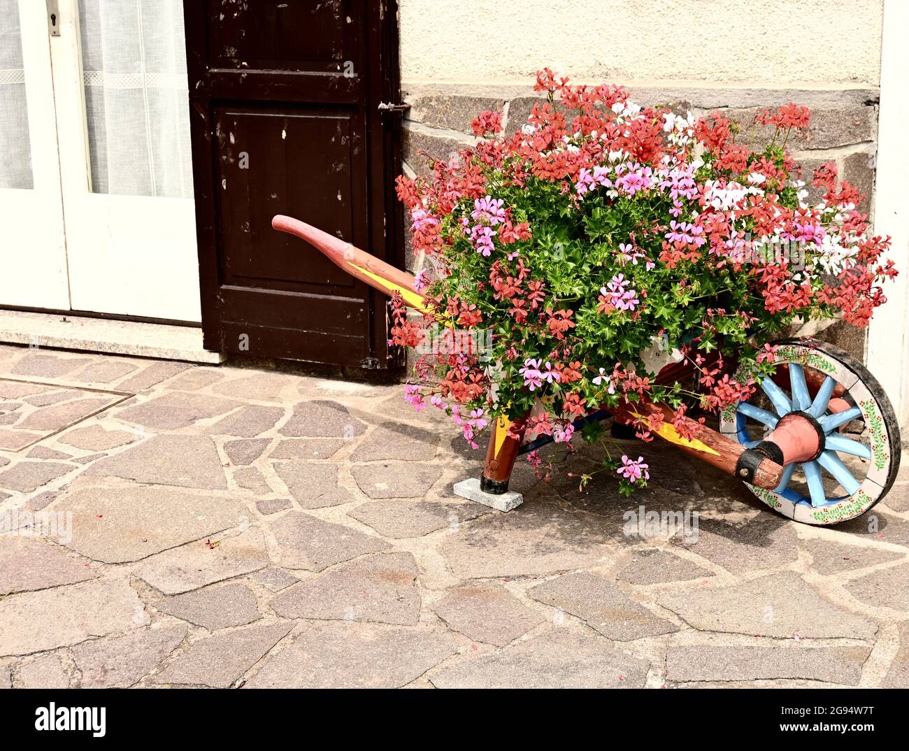 Mobile stand hi-res stock photography and images - Alamy