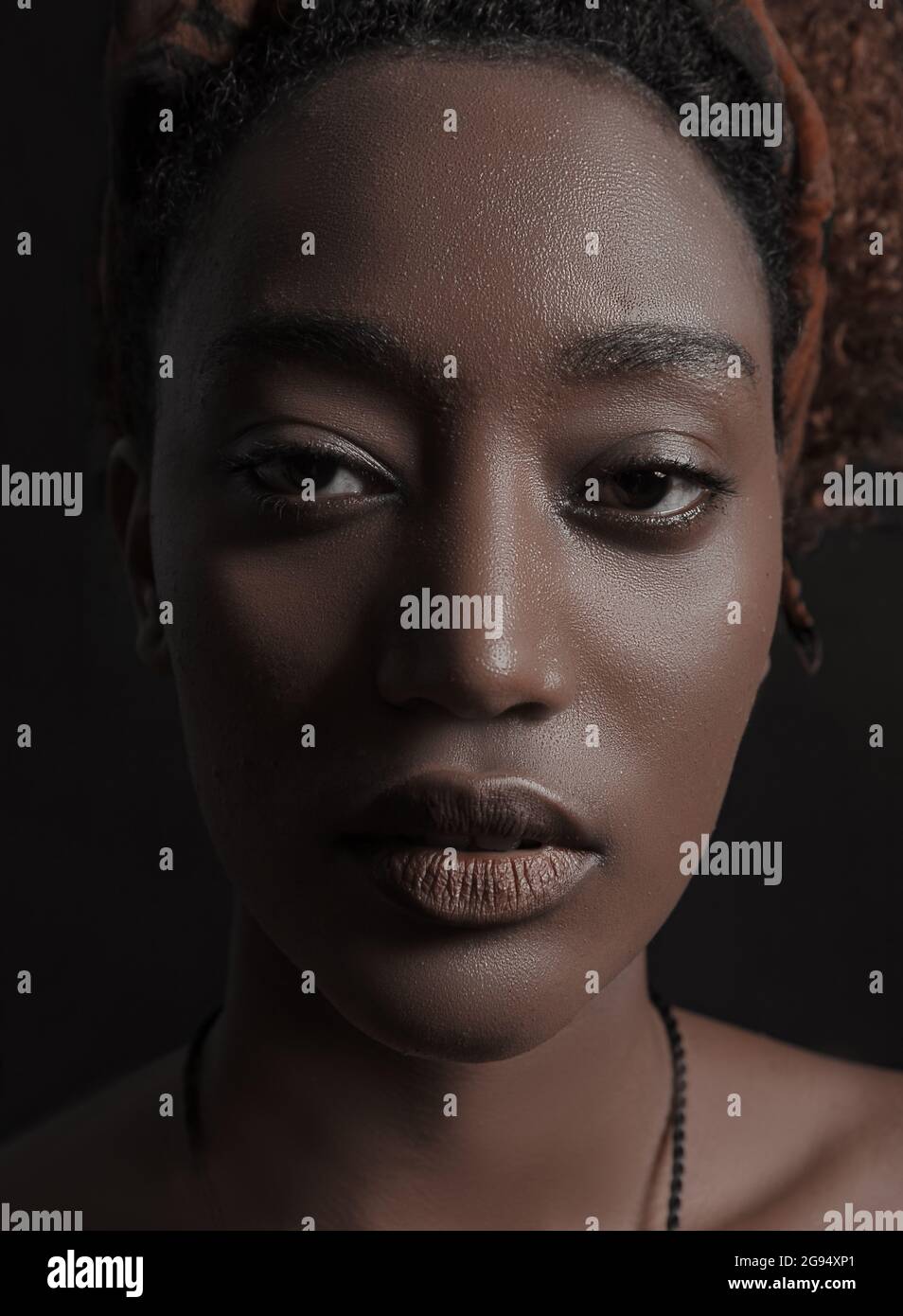 Photo serious african woman hi-res stock photography and images - Alamy