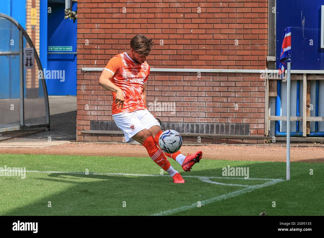 Luke Garbutt of Blackpool takes a corner Stock Photo - Alamy