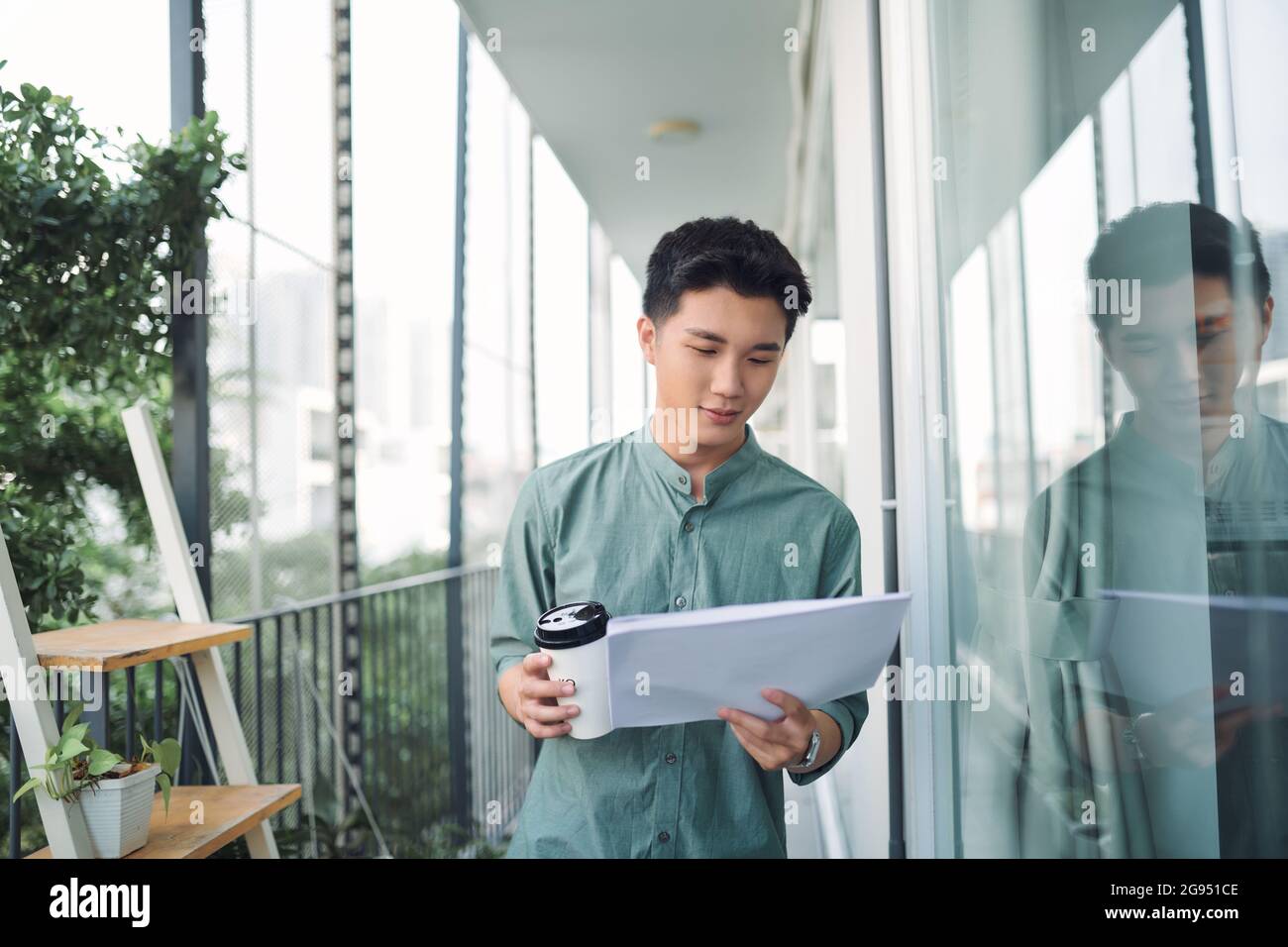 Business man reading files outdoors Stock Photo - Alamy