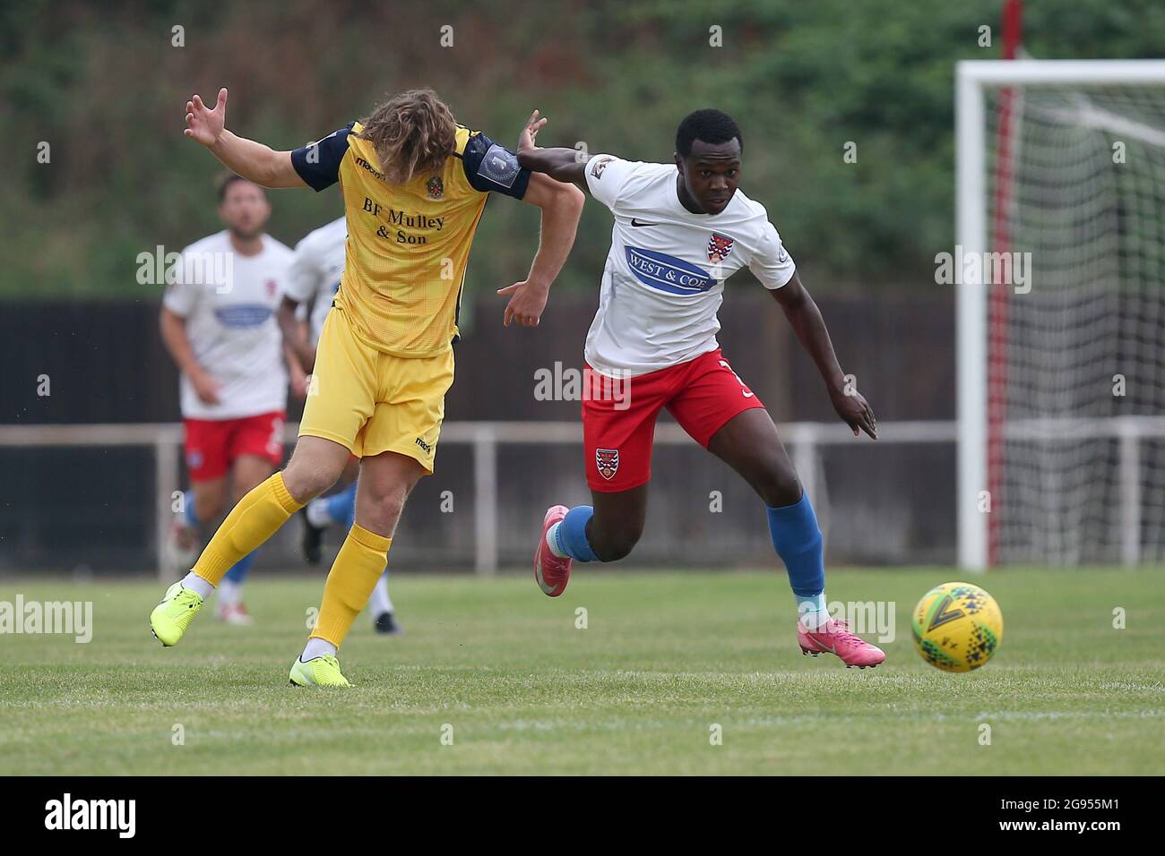 Josh Walker of Dagenham and Mickey Parcell of Hornchurch during ...