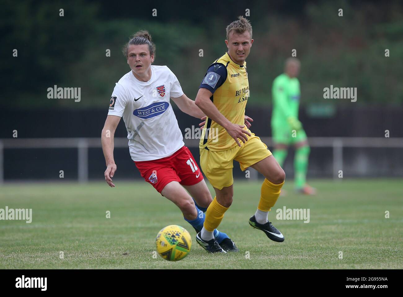Matt Robinson of Dagenham and Liam Nash of Hornchurch during Hornchurch ...