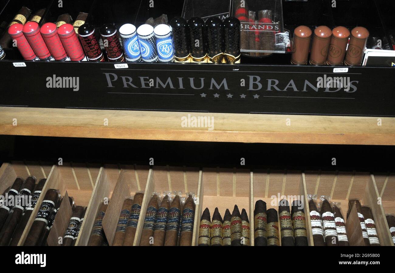 Select cigars hi-res stock photography and images - Alamy