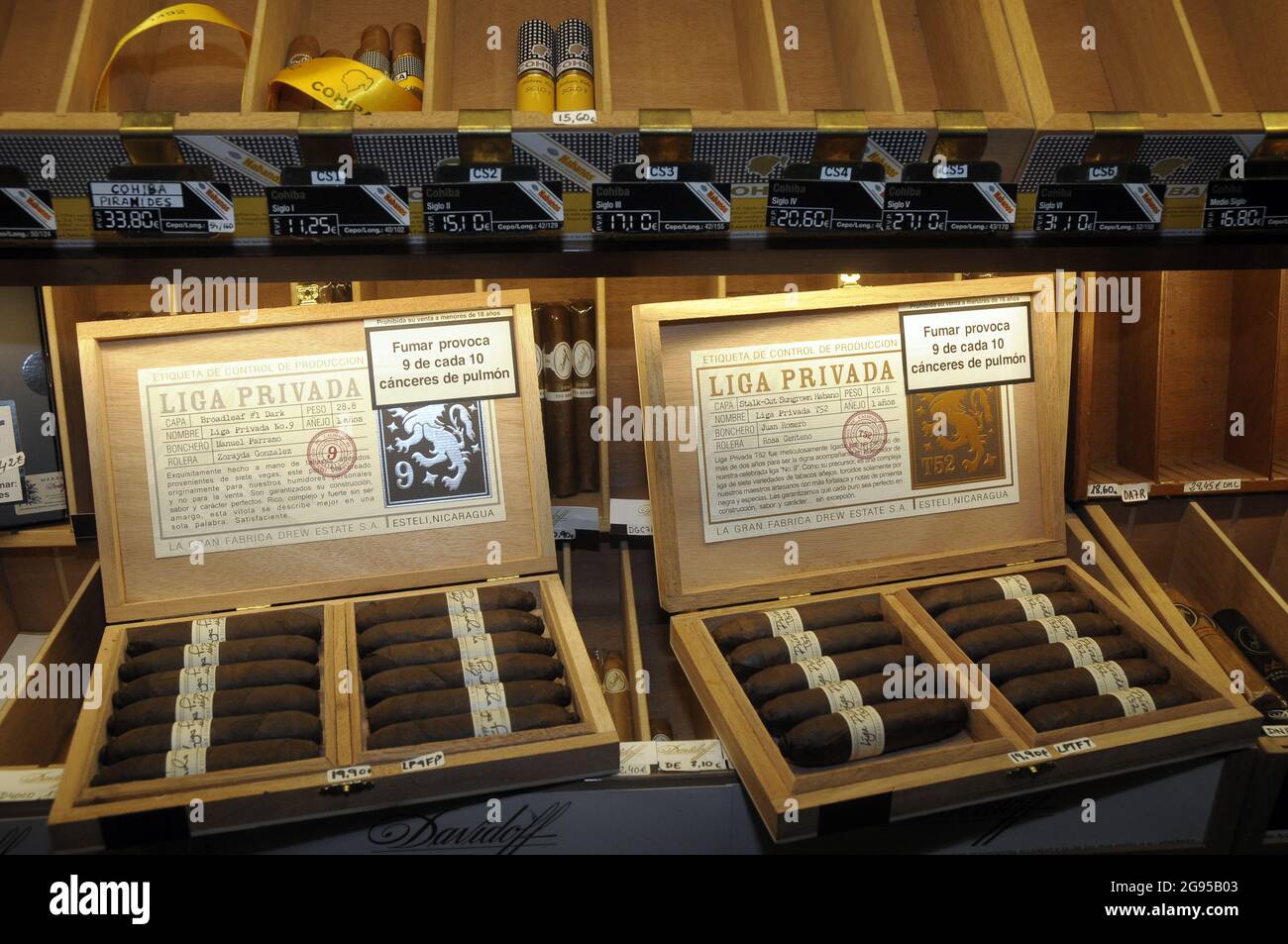 Select cigars hi-res stock photography and images - Alamy