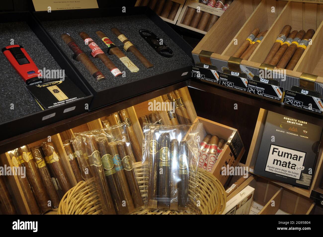 Select cigars hi-res stock photography and images - Alamy