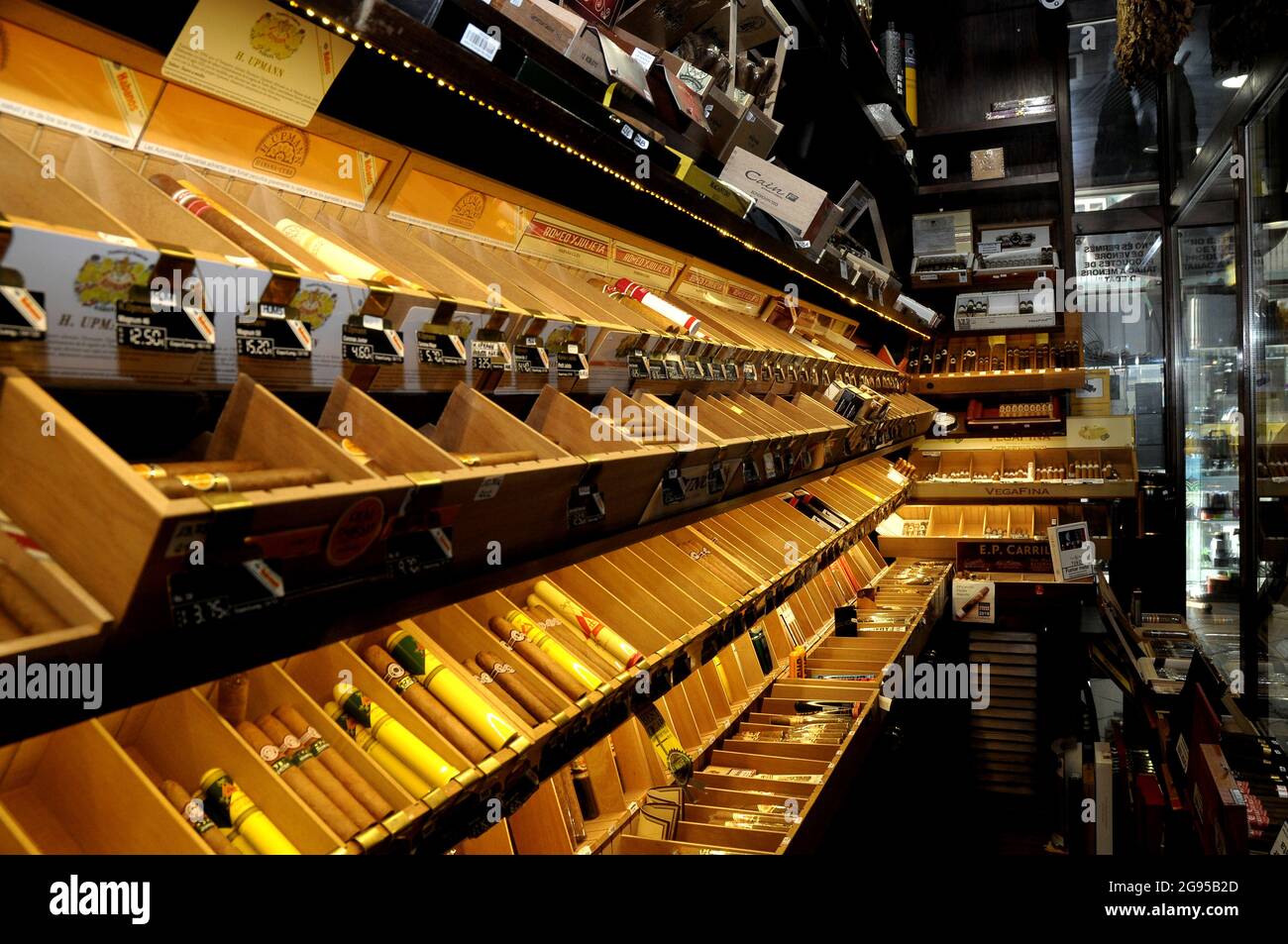 Select cigars hi-res stock photography and images - Alamy