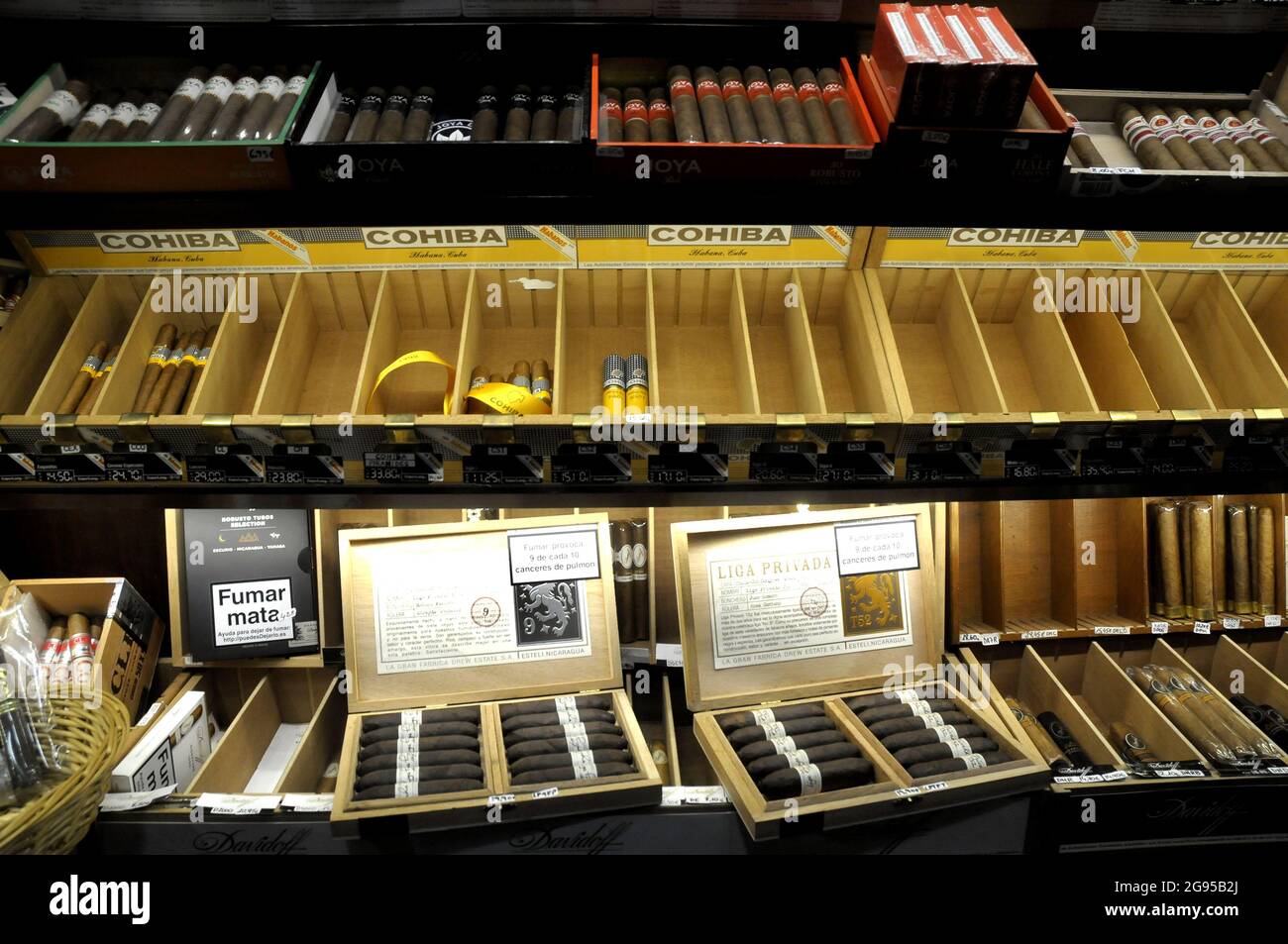 Select cigars hi-res stock photography and images - Alamy