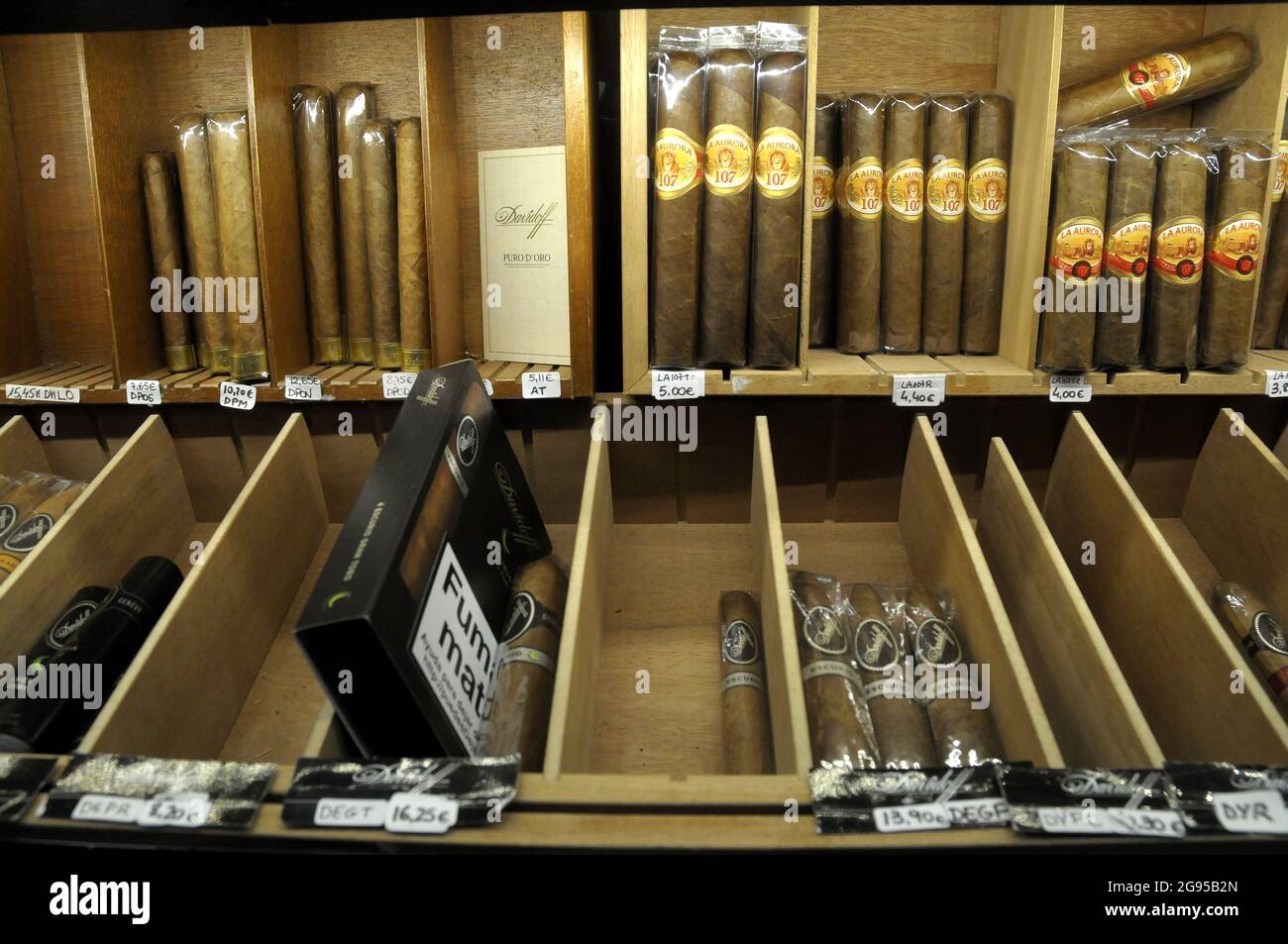 Select cigars hi-res stock photography and images - Alamy