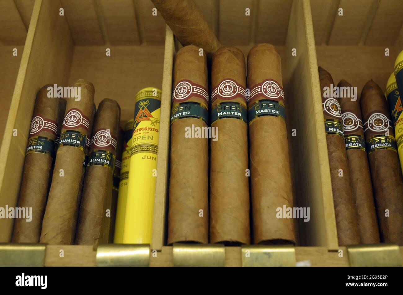 Select cigars hi-res stock photography and images - Alamy
