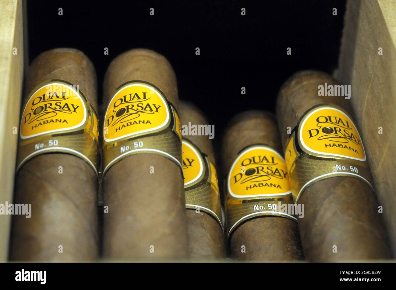 Select cigars hi-res stock photography and images - Alamy
