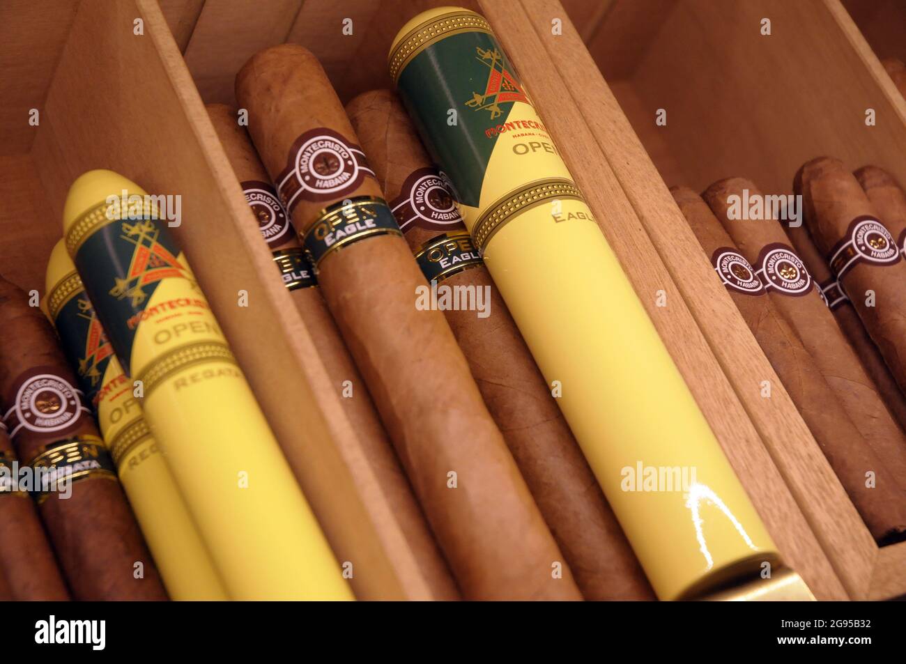 Select cigars hi-res stock photography and images - Alamy