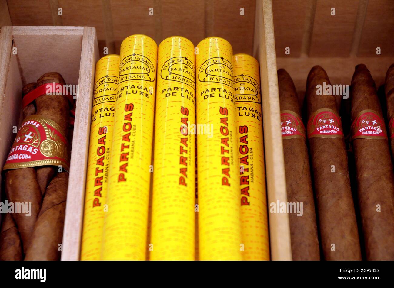 Select cigars hi-res stock photography and images - Alamy