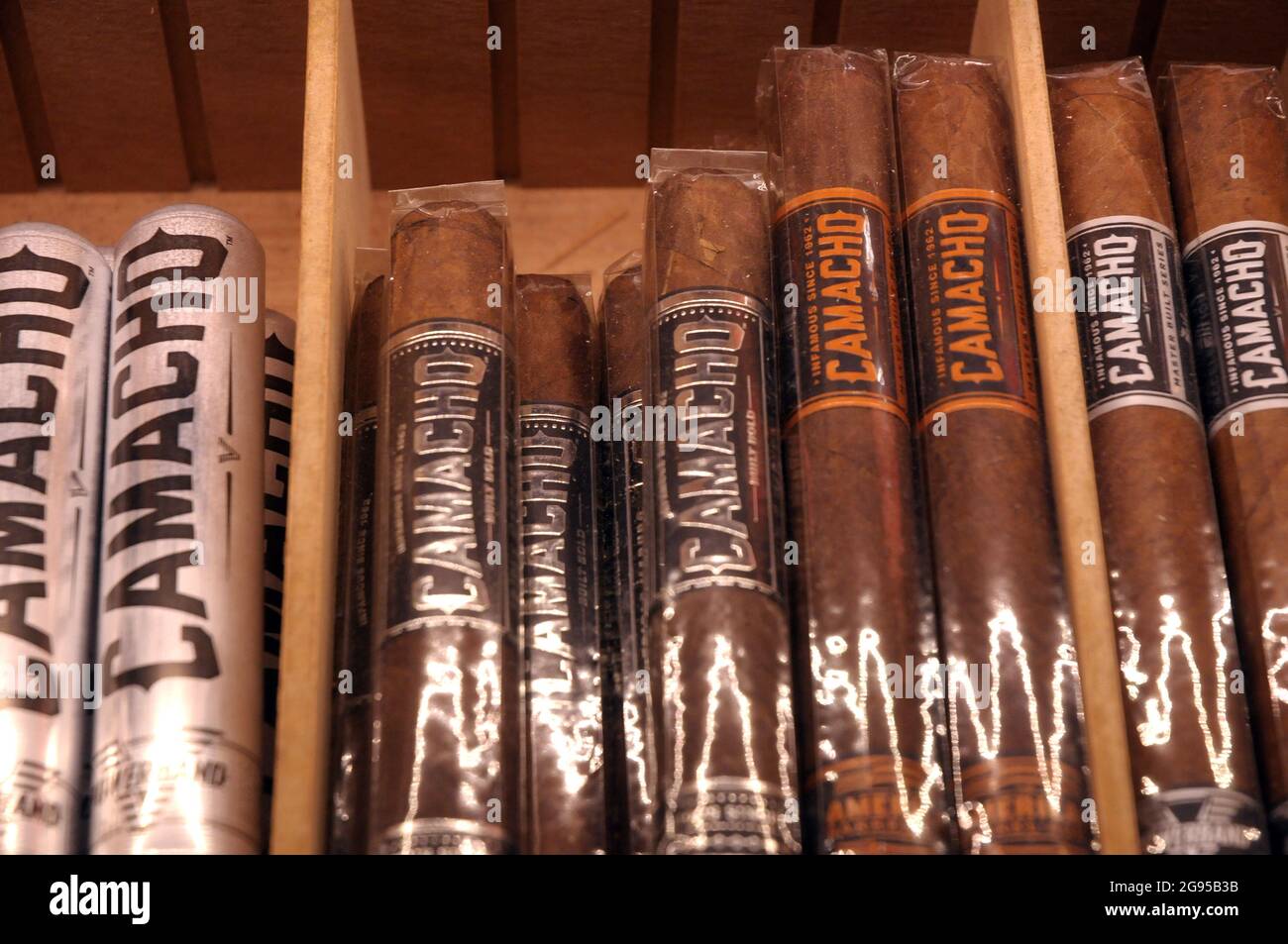 Select cigars hi-res stock photography and images - Alamy