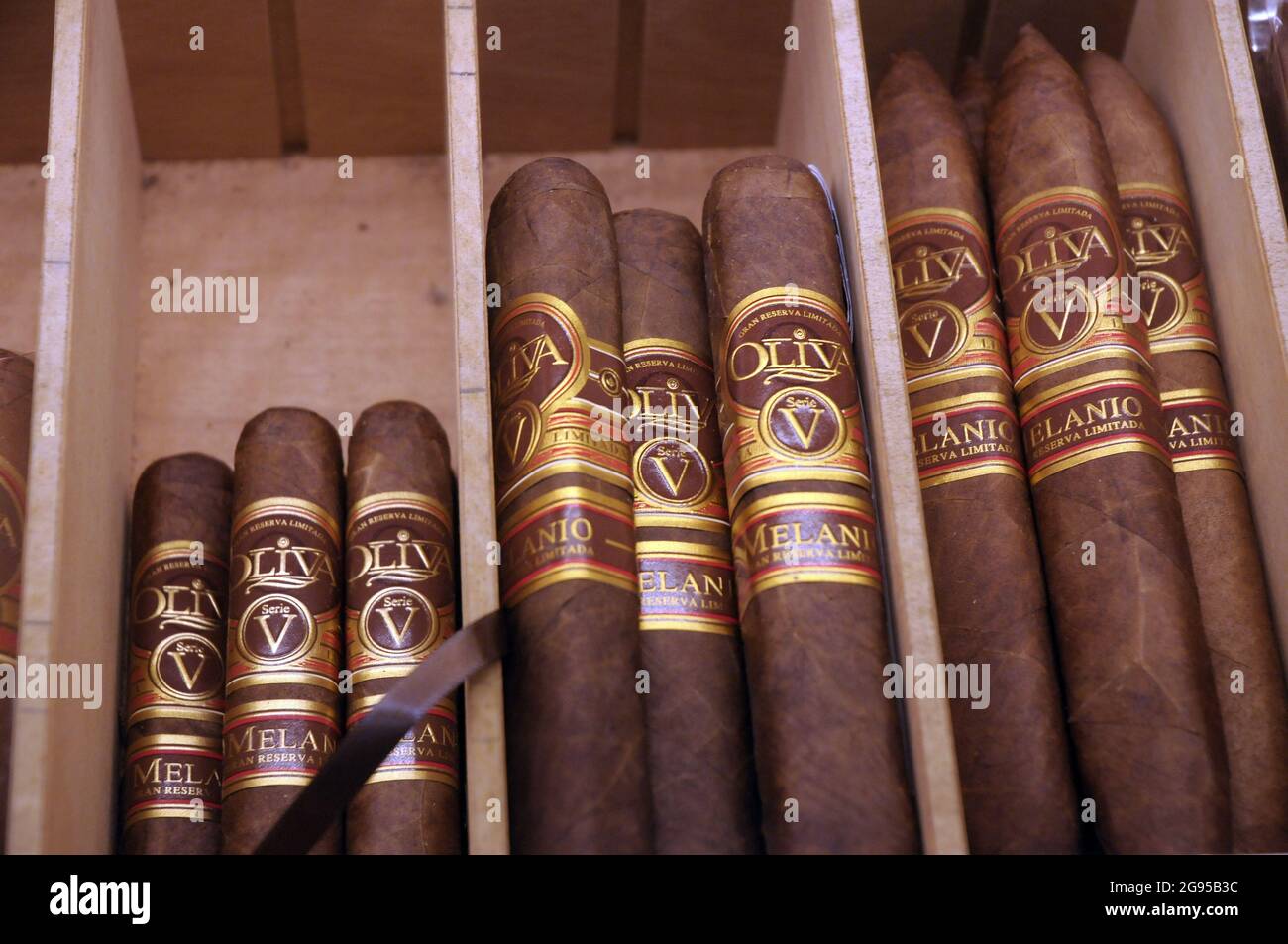 Select cigars hi-res stock photography and images - Alamy