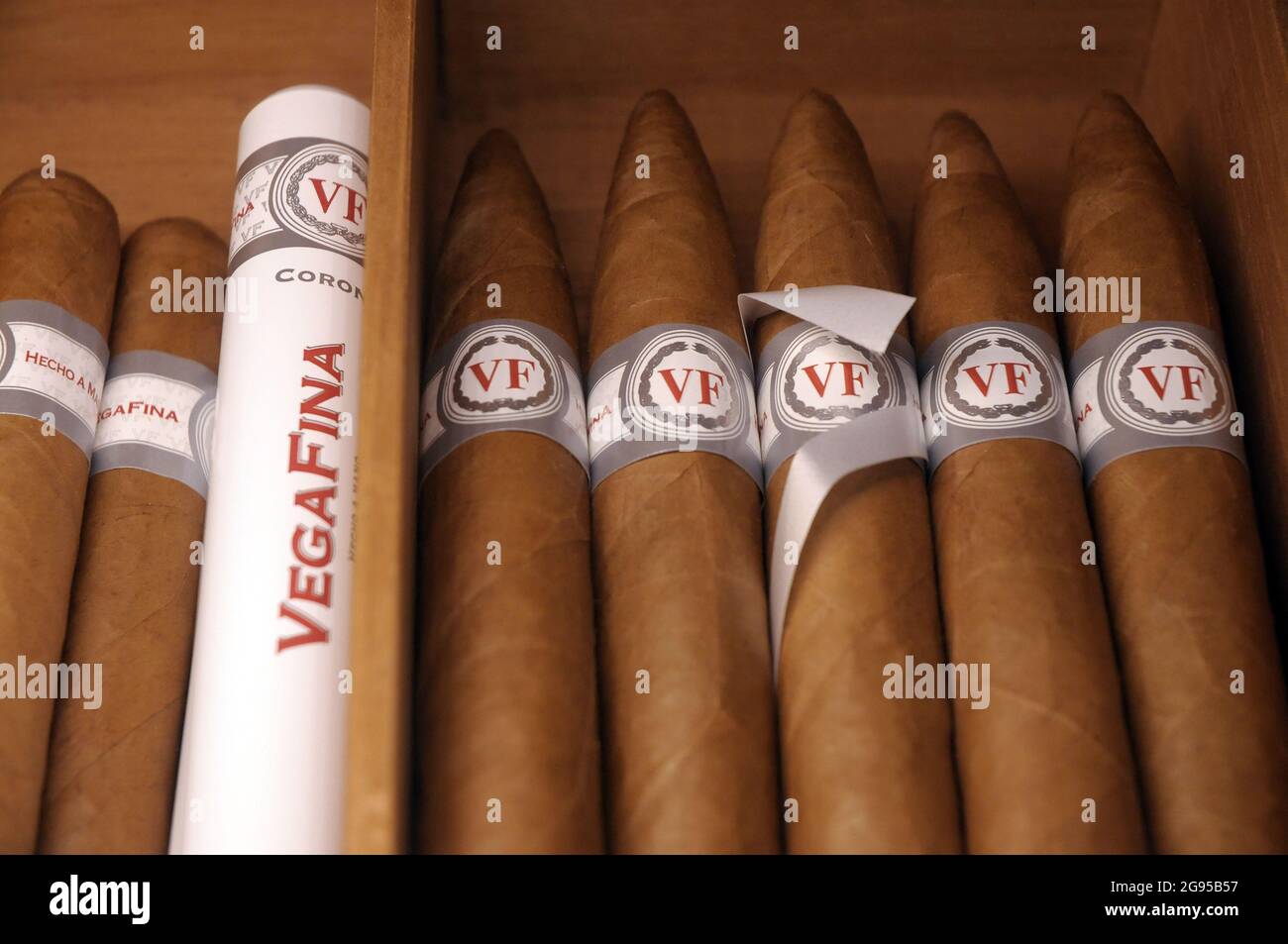 Select cigars hi-res stock photography and images - Alamy