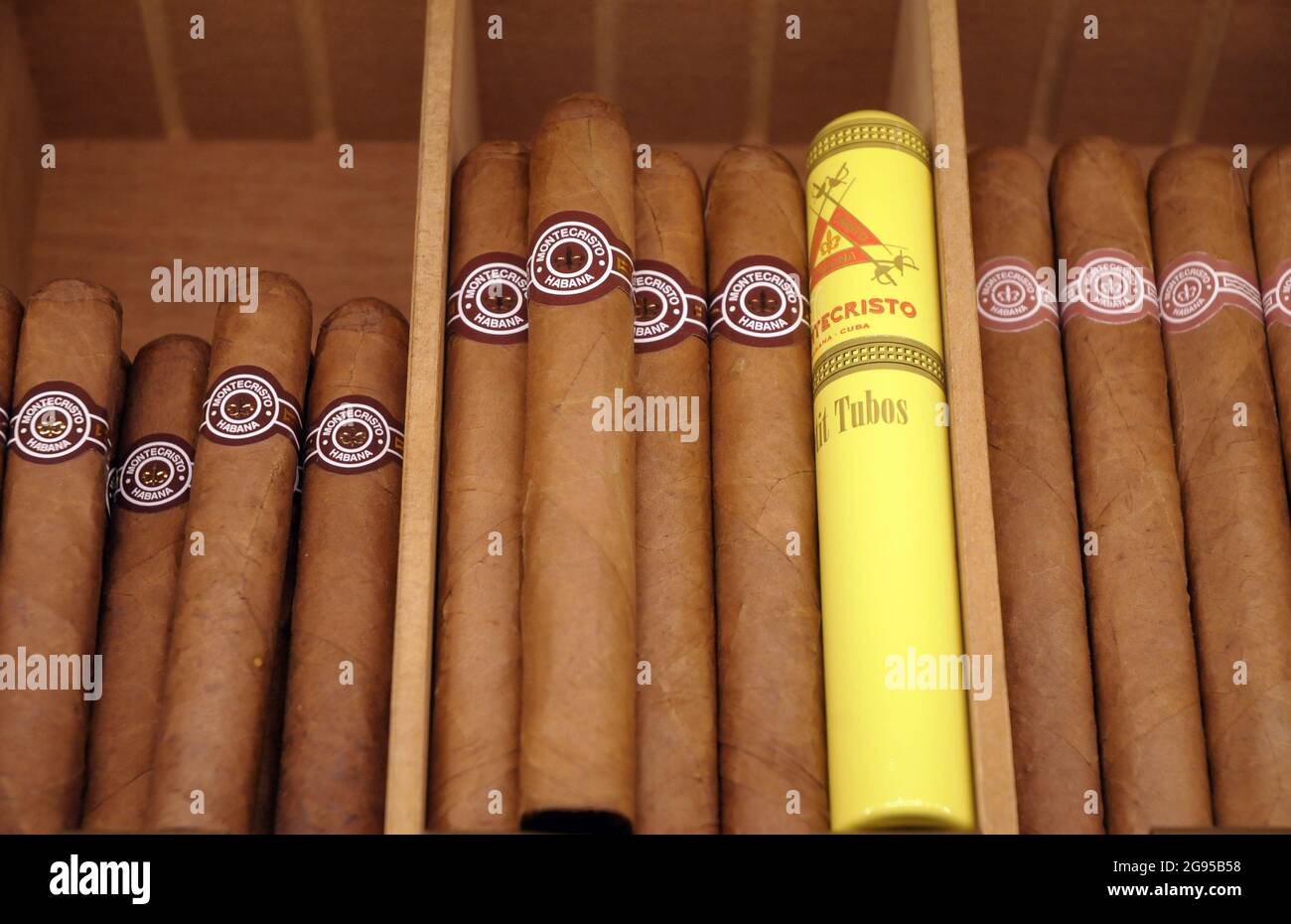 Select cigars hi-res stock photography and images - Alamy