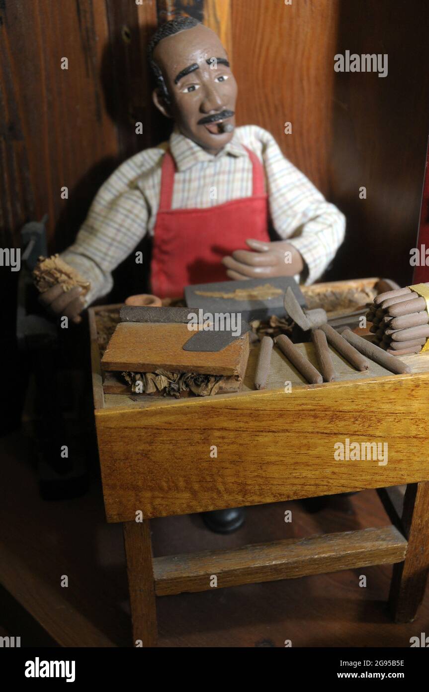 Handmade cigaros hi-res stock photography and images - Alamy