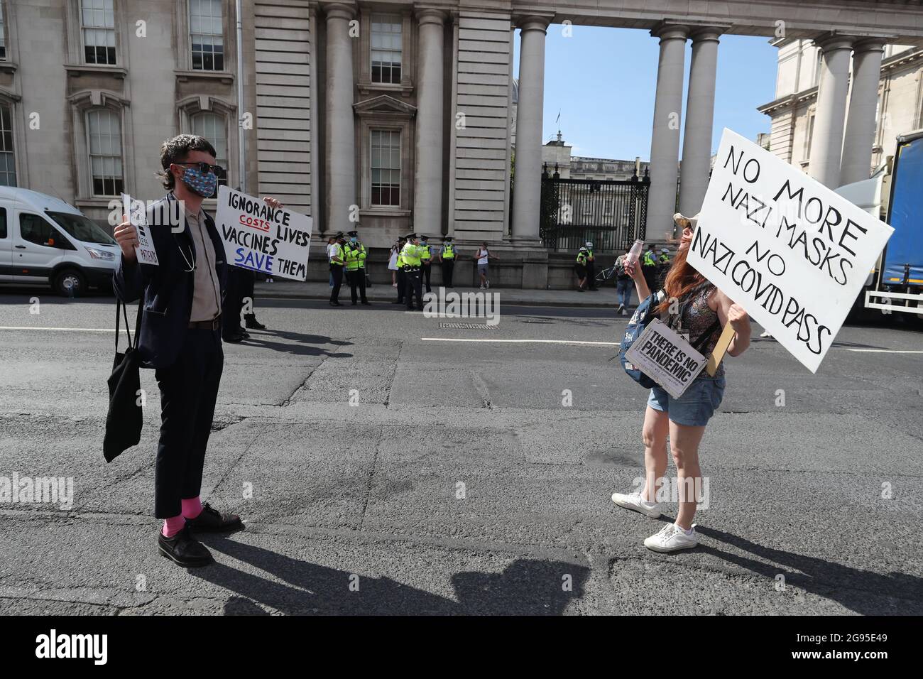 Opposing views hi-res stock photography and images - Alamy