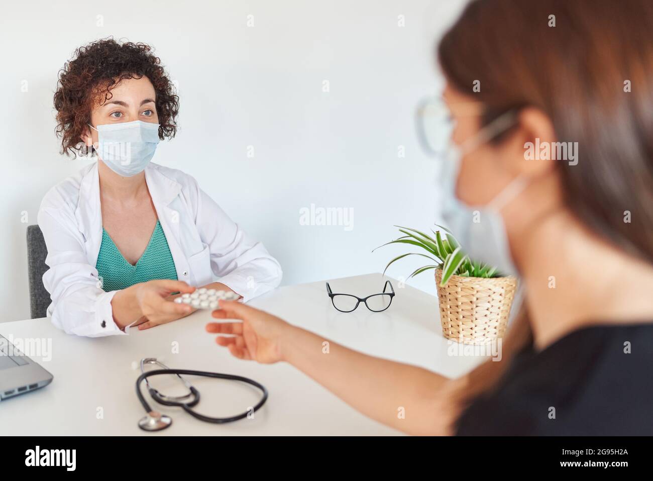 Patient face mask hi-res stock photography and images - Alamy