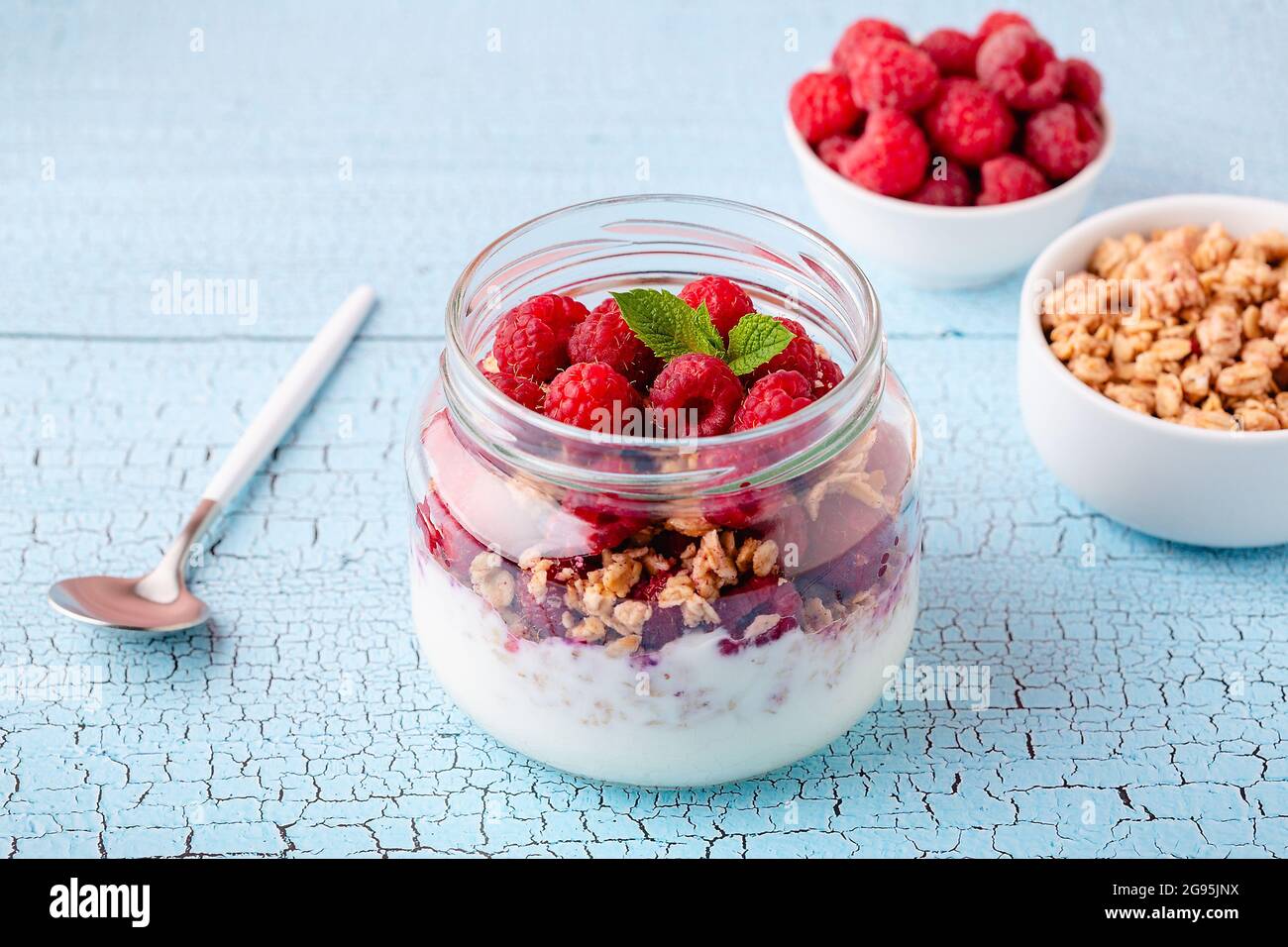 Healthy breakfast. Granola / muesli yoghurt and fruit served in glass ...