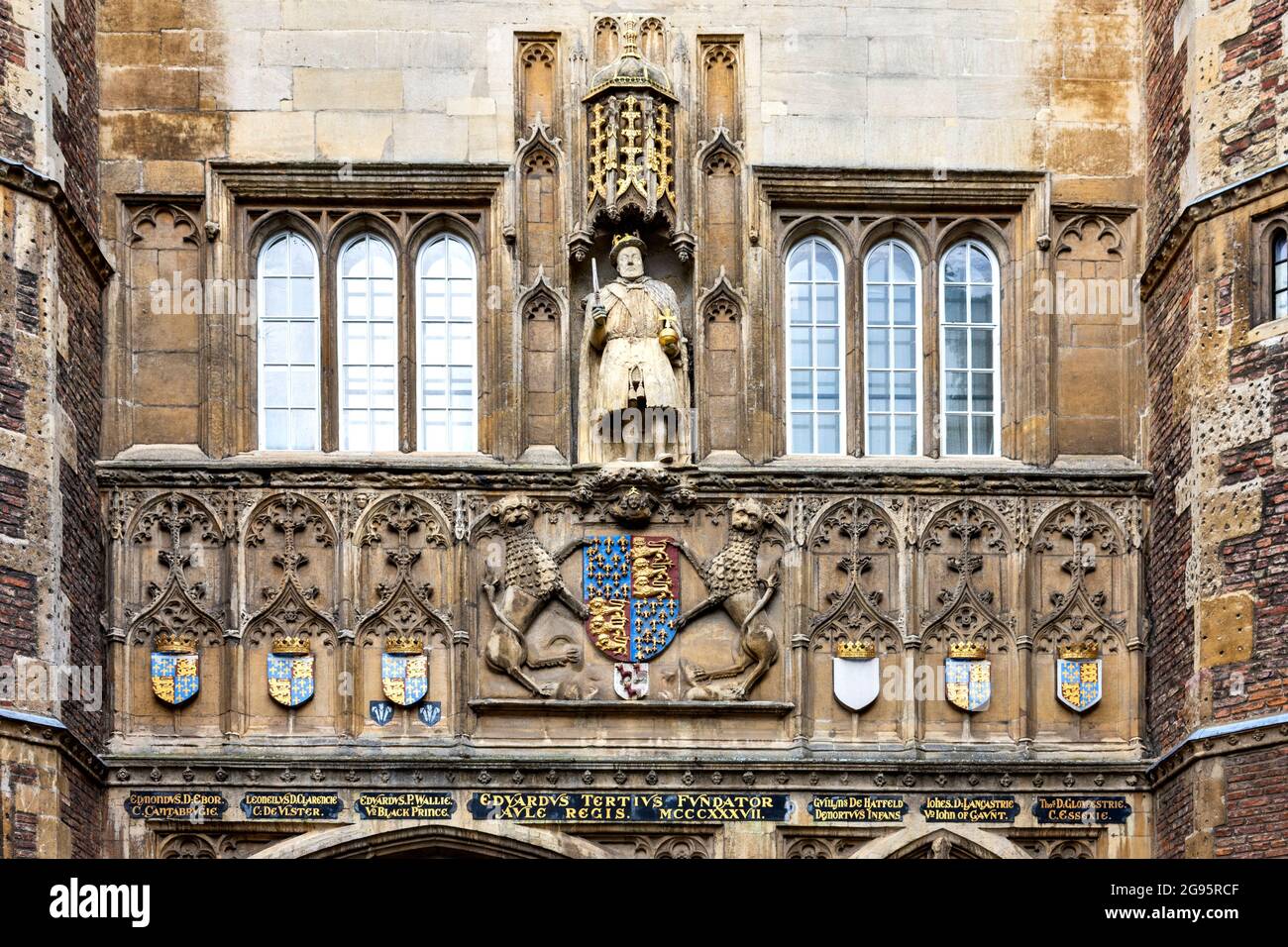 CAMBRIDGE ENGLAND FACADE AND STATUE OF THE TUDOR KING HENRY VIII ABOVE ...