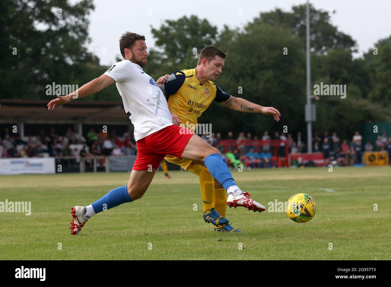 Callum Reynolds of Dagenham and Charlie Stimson of Hornchurch during ...