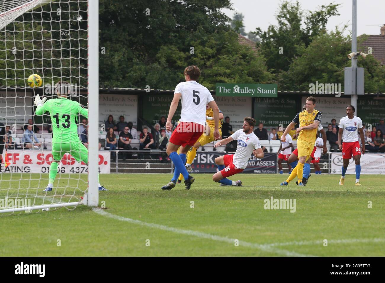 Charlie Stimson of Hornchurch goese close during Hornchurch vs Dagenham ...