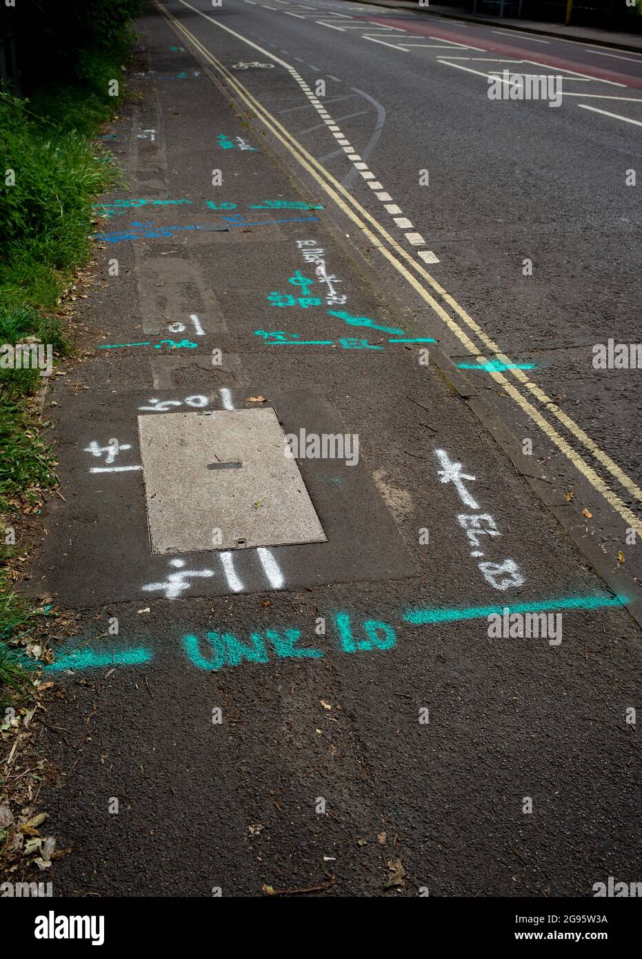 Green pavement marking hi-res stock photography and images - Alamy