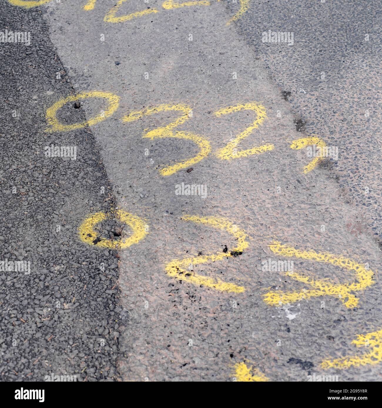 Pavement squiggle markings hi-res stock photography and images - Alamy