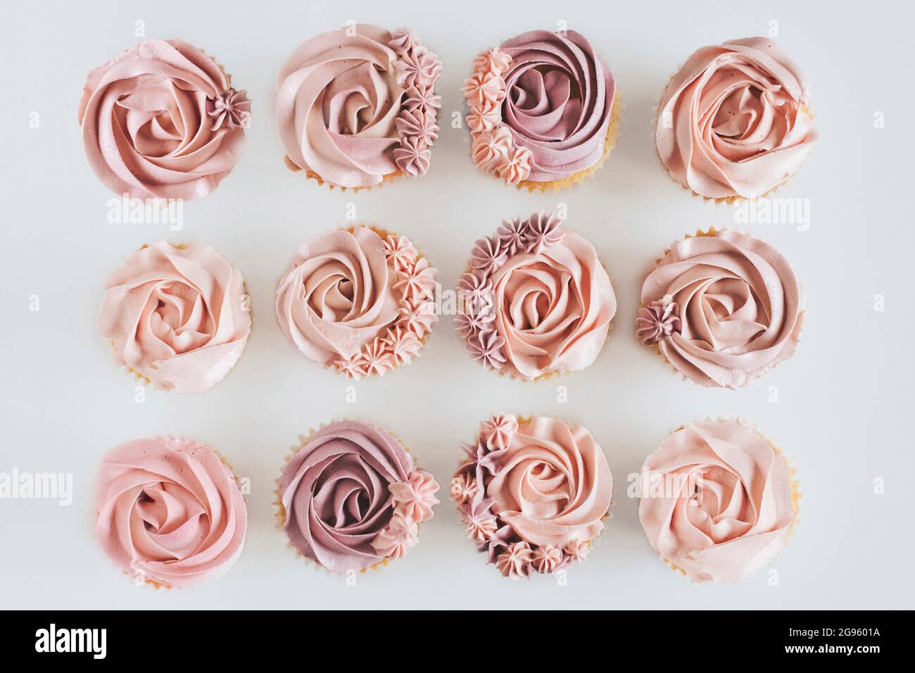 Swirls of buttercream hi-res stock photography and images - Alamy