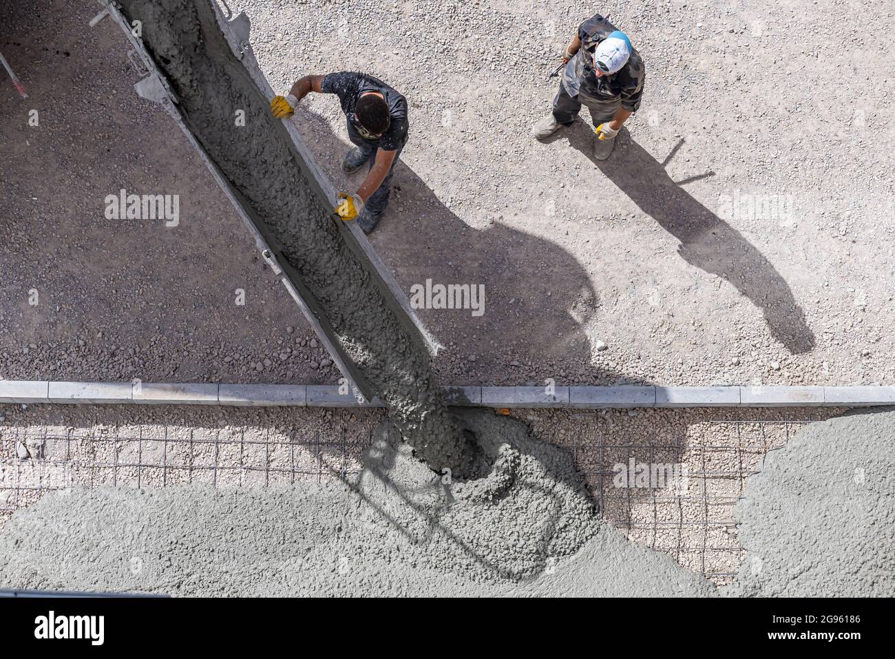 Construction workers pouring concrete slab hi-res stock photography and ...