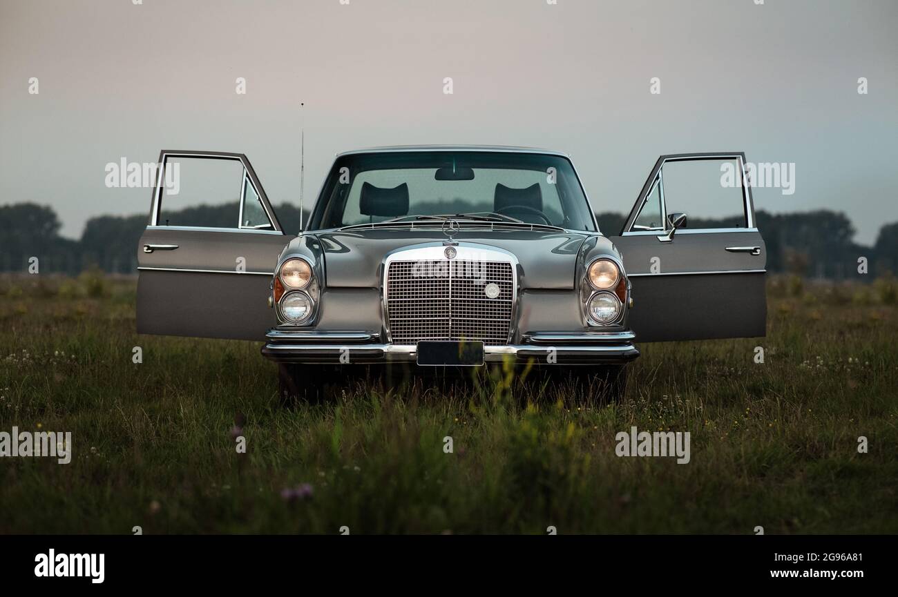 Closeup of Mercedes Benz 280 SE classic car at sunset Stock Photo - Alamy