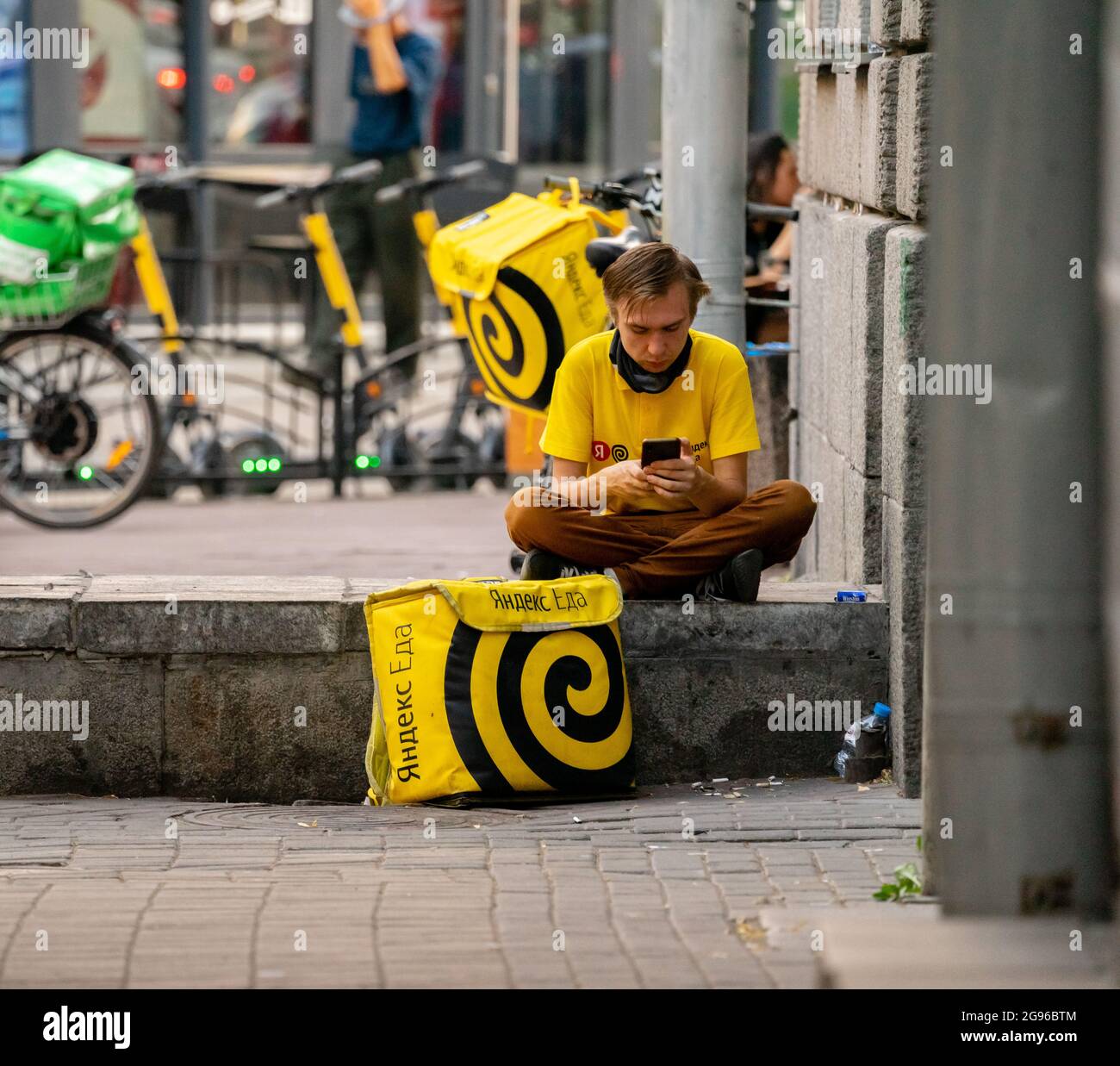 Food delivery serviceman hi-res stock photography and images - Alamy