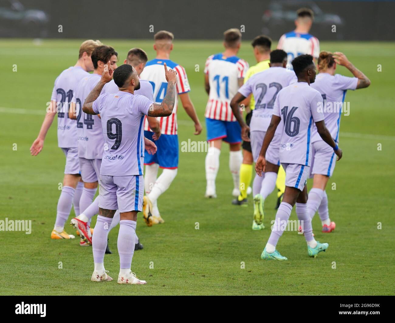 Memphis Depay of FC Barcelona celebrates his goal with his teammates ...