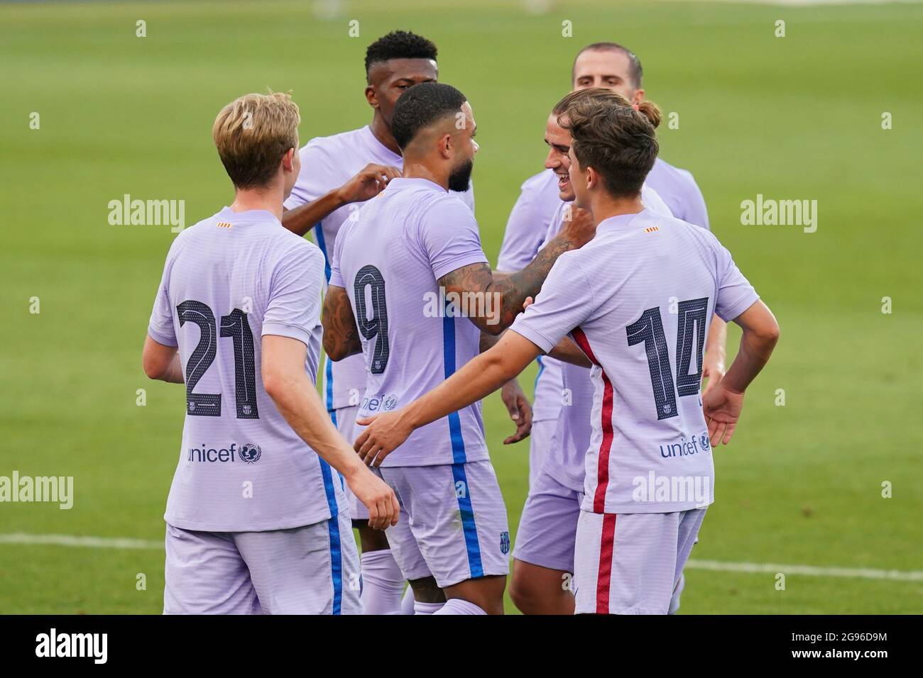 Memphis Depay of FC Barcelona celebrates his goal with his teammates ...