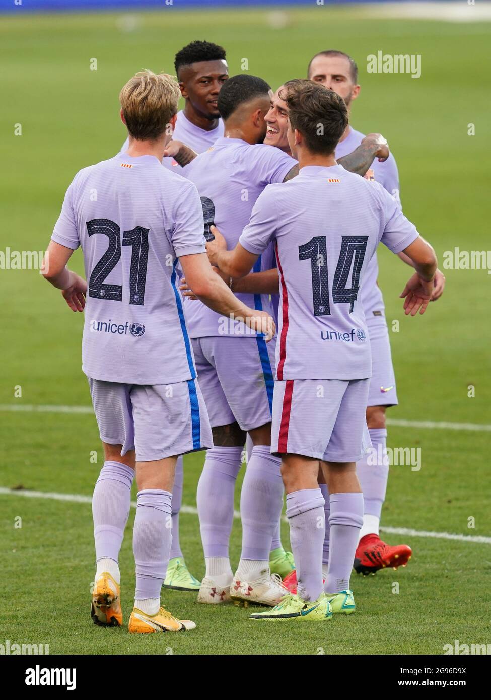 Memphis Depay of FC Barcelona celebrates his goal with his teammates ...