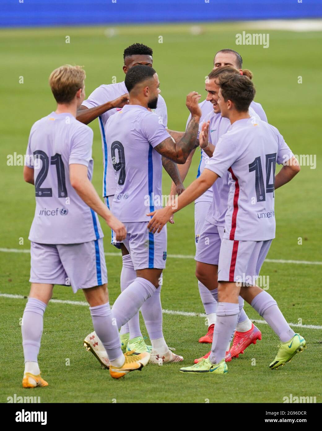 Memphis Depay of FC Barcelona celebrates his goal with his teammates ...