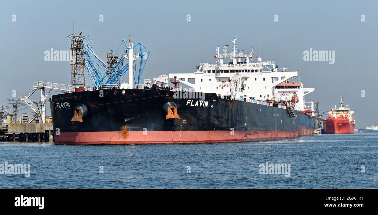 Crude oil ship hi-res stock photography and images - Alamy