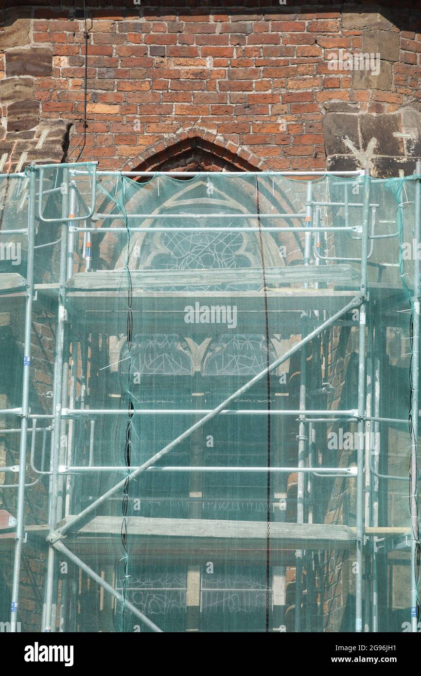 Construction scaffolding on side building hi-res stock photography and ...